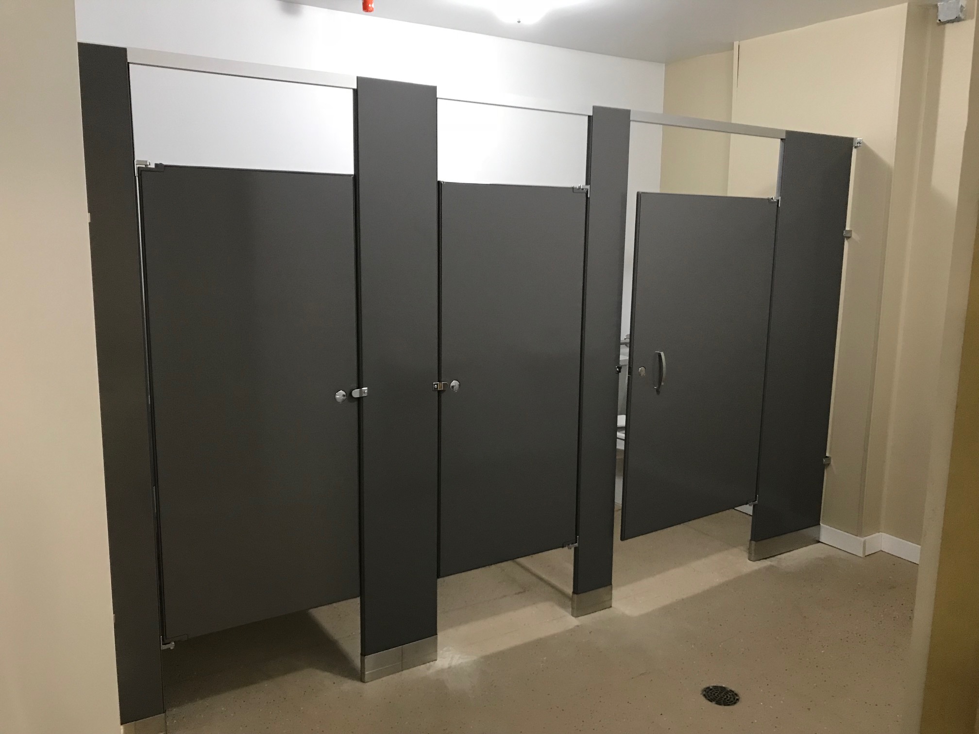 Bathroom Partitions | Shop Commercial Bathroom Stalls & Restroom Partitions - Fast Partitions